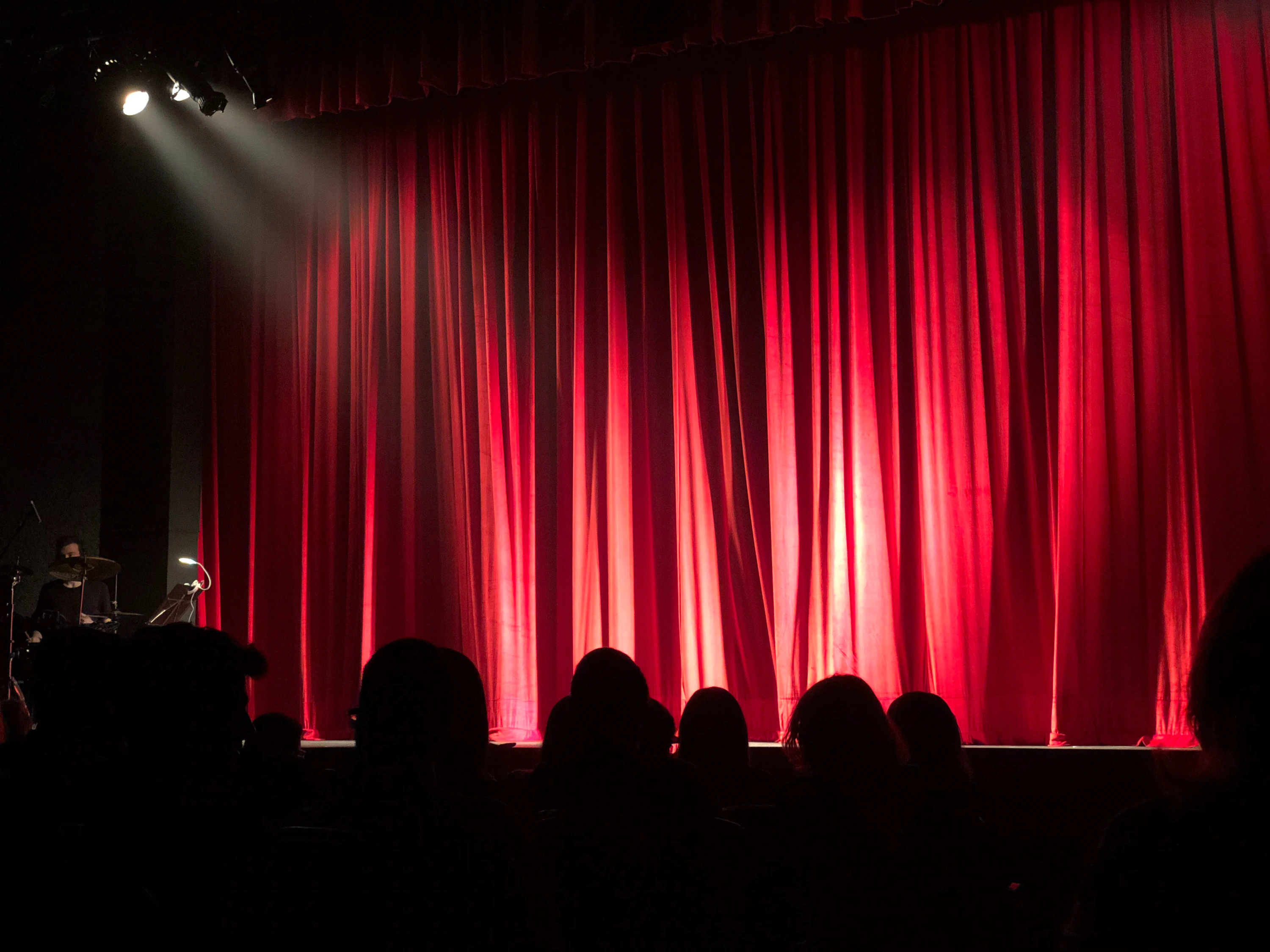 How to choose the right theatrical lighting fixture? – Ovation Light